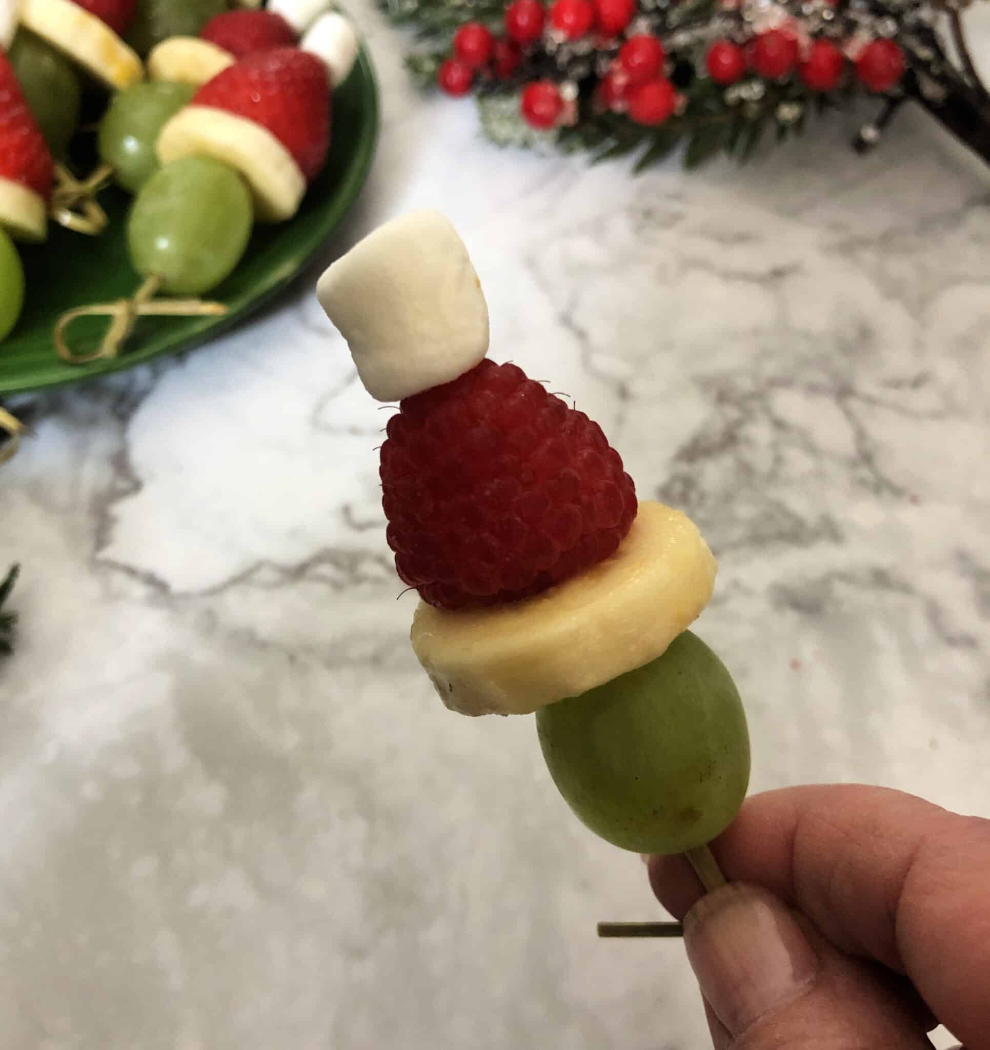 Grinch Kabobs (Grinch Fruit Kabobs) - Ovenspiration
