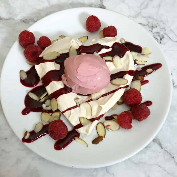 Meringue Hearts with Raspberry Sauce - Ovenspiration