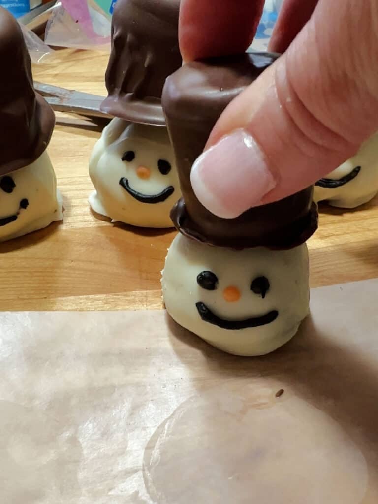 Snowman Oreo Balls - Ovenspiration