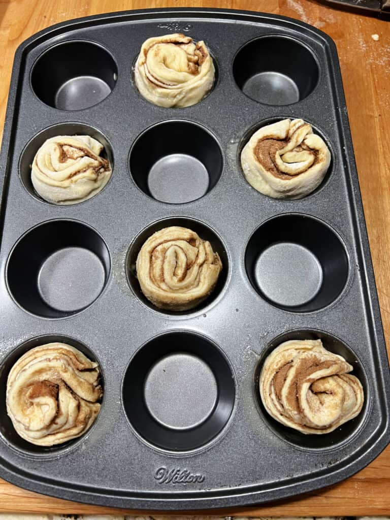 Cinnamon Roll Cruffins with Puff Pastry - Ovenspiration